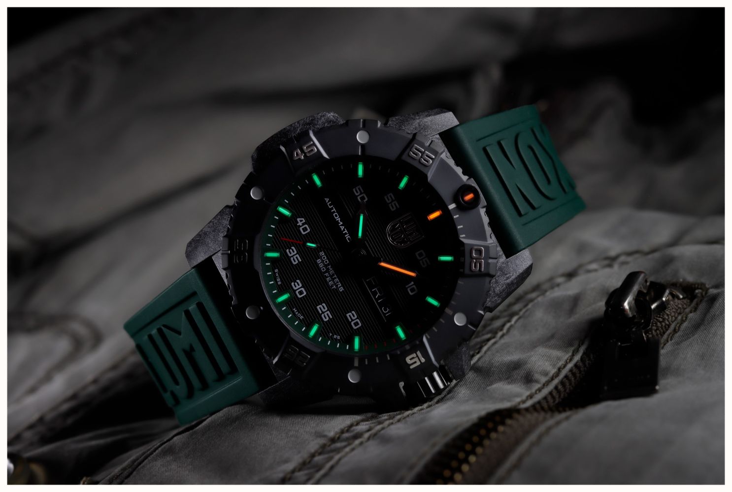 Luminox Master Carbon Seal 3860 Series | Automatic | Green Silicone XS ...